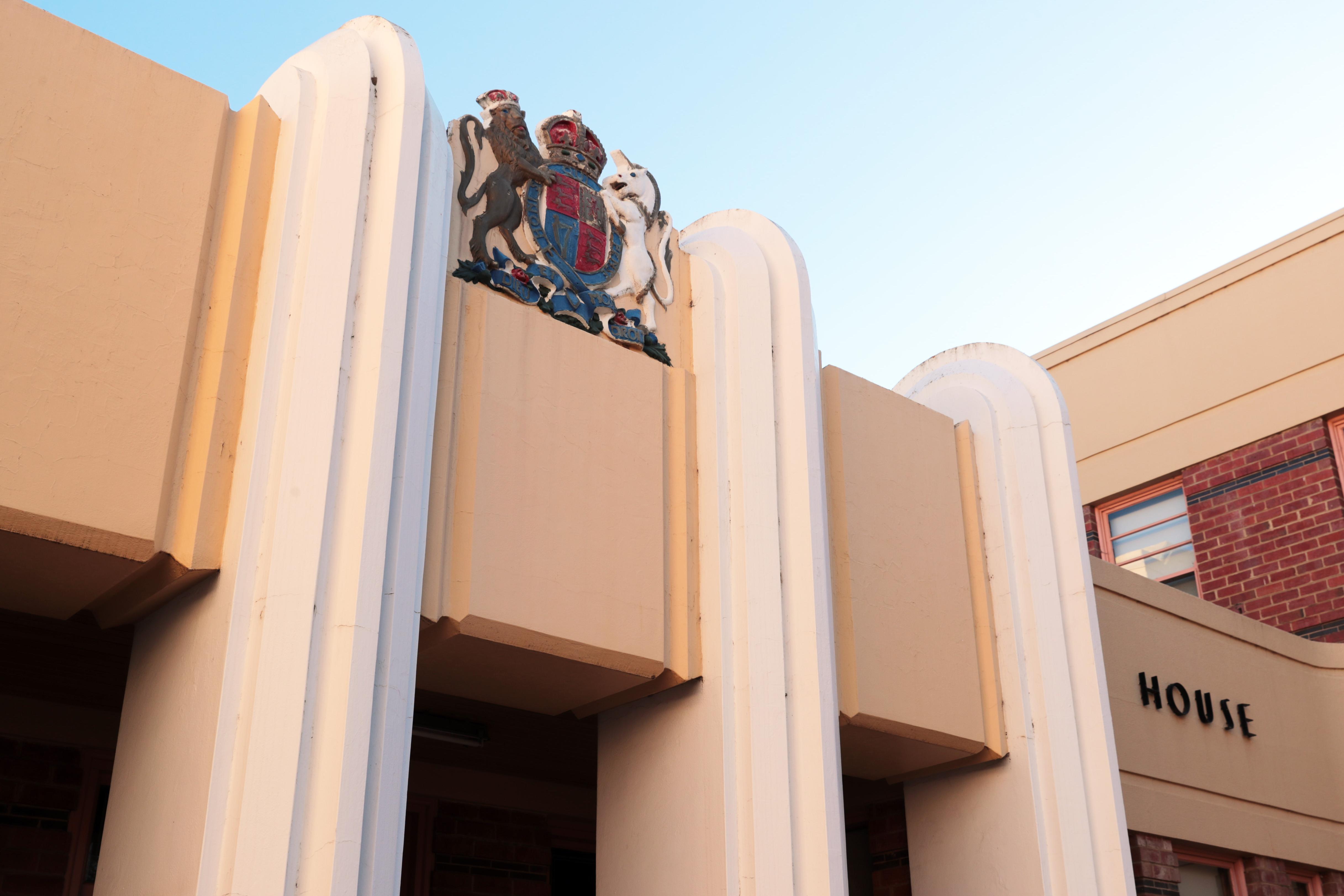 Man threatened car-load with L-plated driver with a knife
